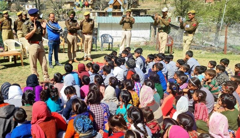 Doda Police provide study material to school children of BPL families ...